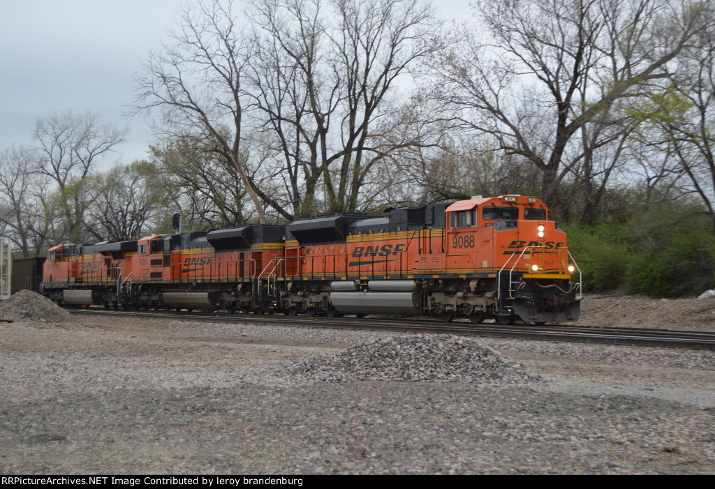 BNSF 9088 stopped at C.P. 30th street